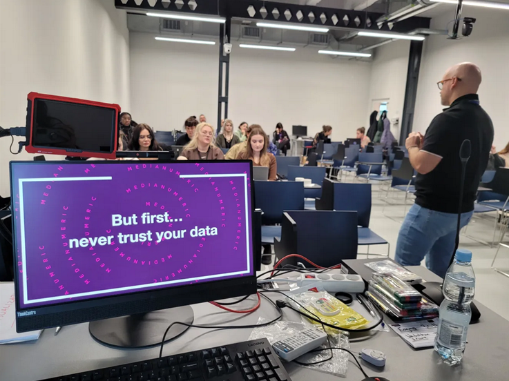 Former les journalistes à vérifier les sources numériques| Agence ...
